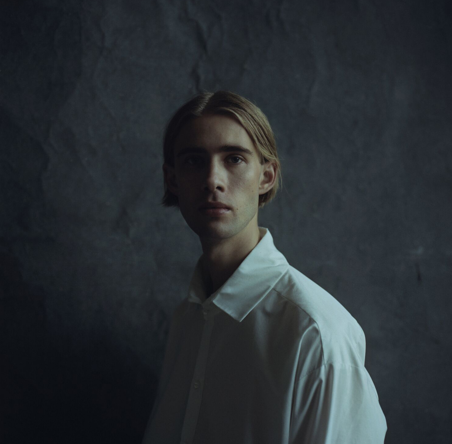 Bendik HK går fra bakerst til fremst i bandet | Subjekt