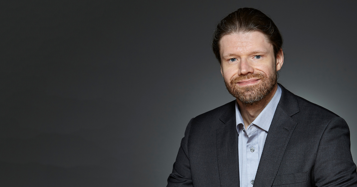 De heller bensin på et bål som brenner for hett | Subjekt