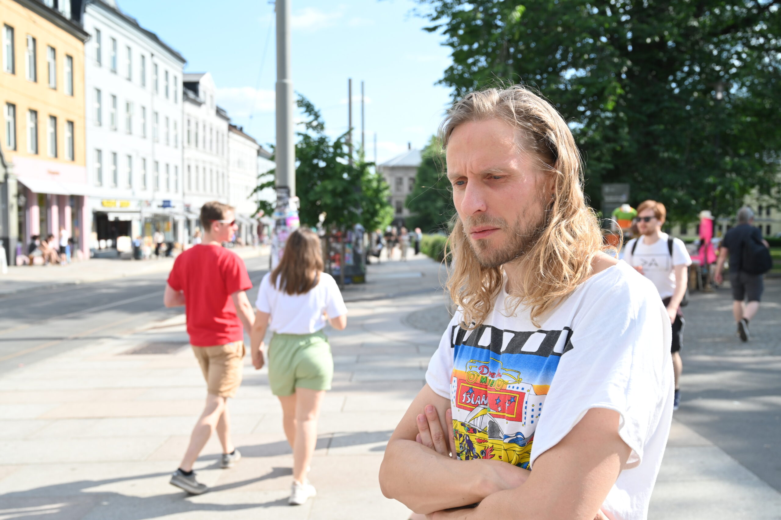 Sist ble han beskyldt for å «indoktrinere anti-woke». Nå er komikeren ...