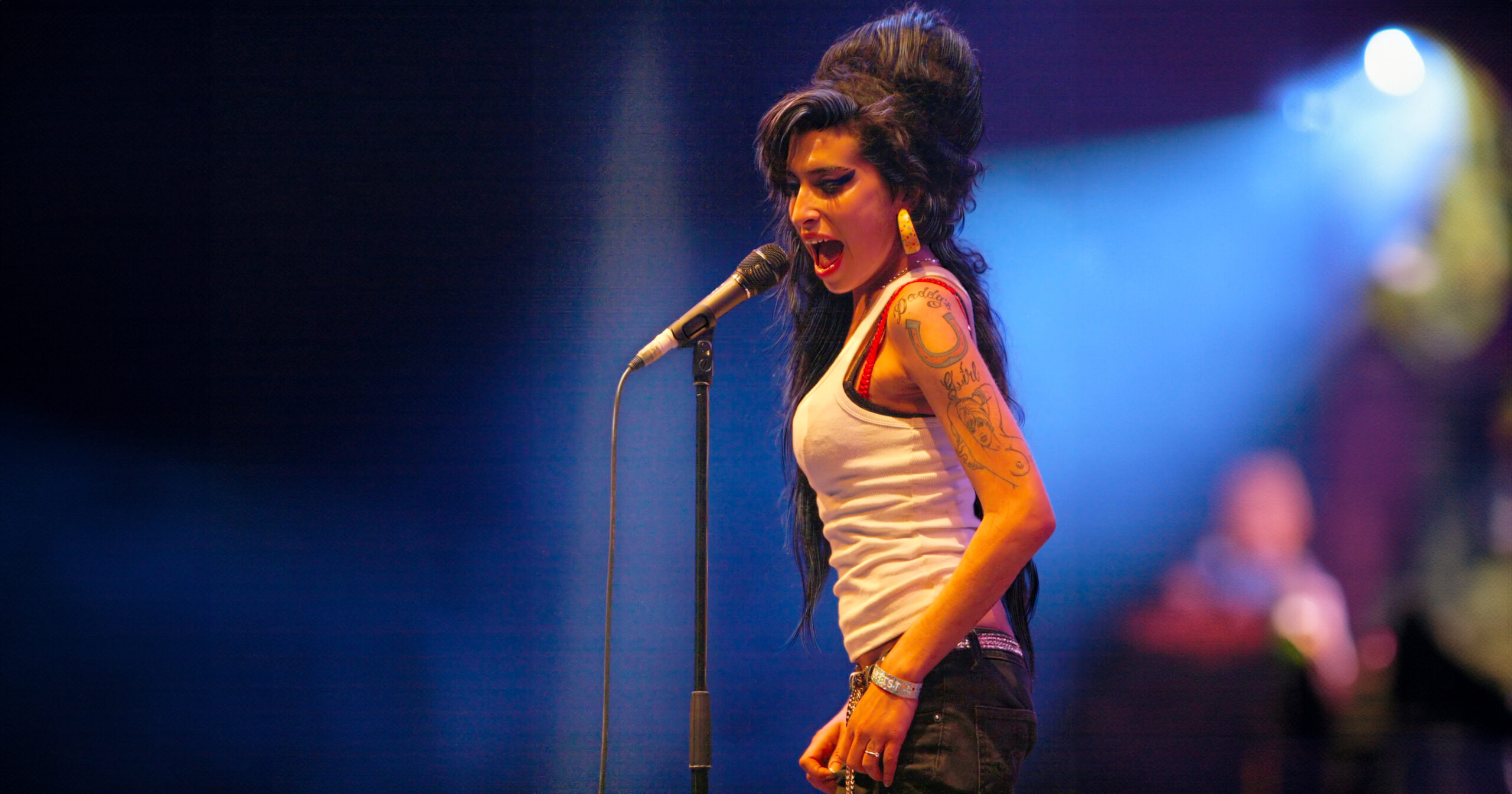 Palestinsk flagg klistret på Amy Winehouse-statue. Etterforskes av ...