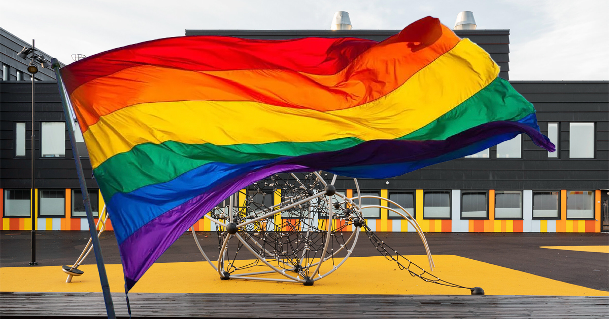 Heiste regnbueflagg på barneskole. Må ha egen vakt | Subjekt