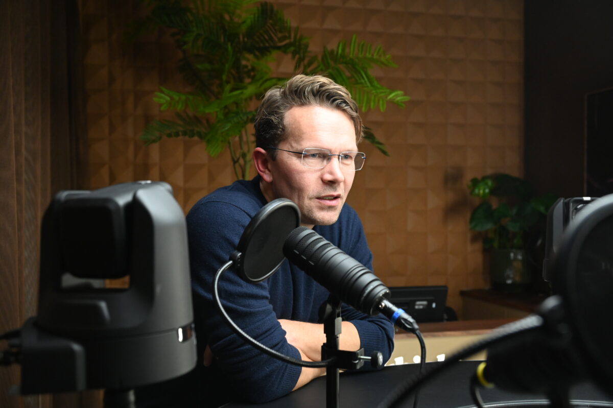 Omstridt Max Manus-statue skal flyttes fra festningen | Subjekt